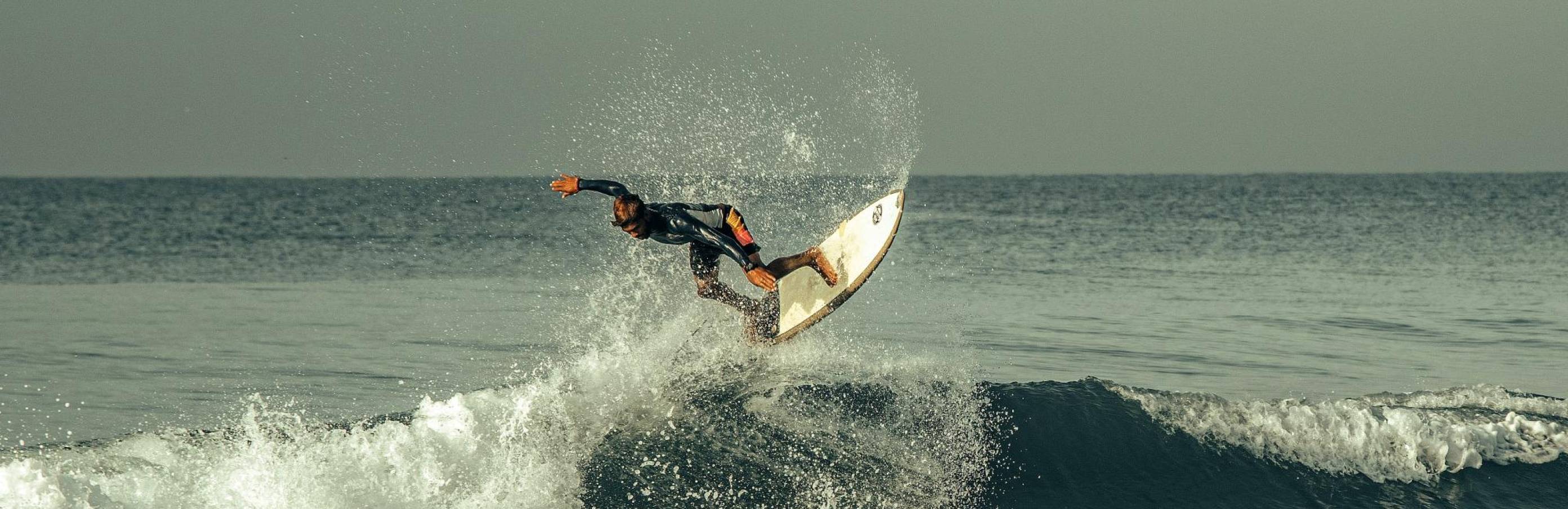 The main surfing dangers and the safety rules to avoid them - Windy.app